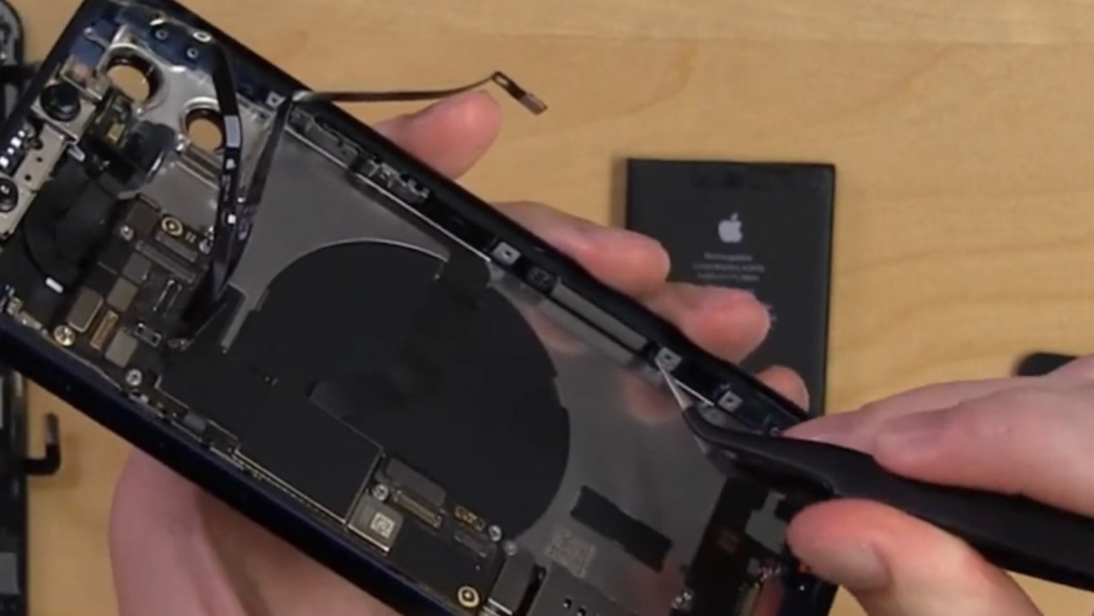 Por qué el iPhone 12 tiene un ovalo negro en el lateral - Payette Forward